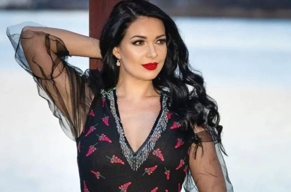 Cine este, cu adevărat, Deea Maxer - Tanti Rodica
